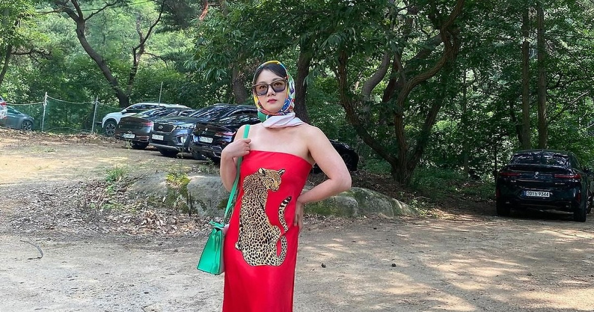 '47kg' 박나래, 살이 더 빠졌나…'나혼산' 때 샀던 튜브톱 드레스가 헐렁해졌네