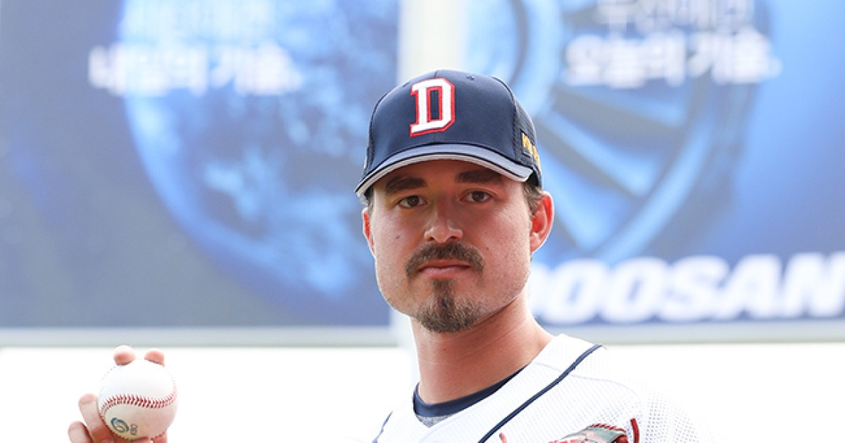 '최고 156km/h' 두산 발라조빅, KBO 데뷔전 치른다…이승엽 "투구 수 80개 이하 예정"