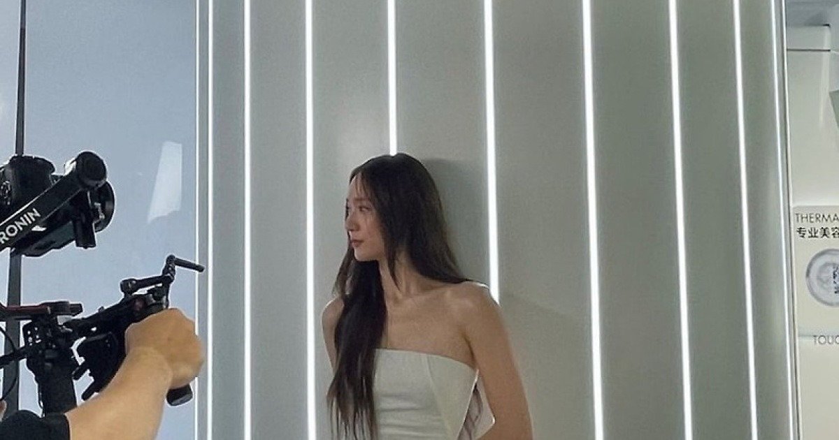 '165cm, 49kg' 크리스탈, 허리가 한 줌이네…콜라병 몸매 과시