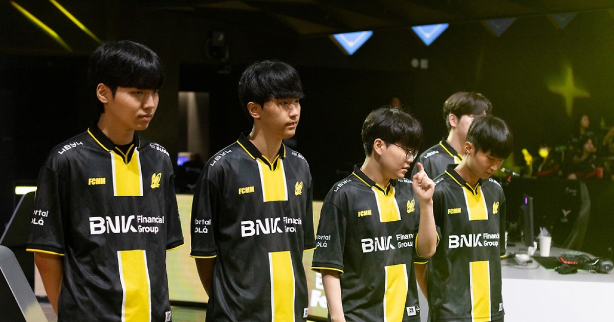 BNK 피어엑스, T1 잡았다...T1 전 6연패 탈출