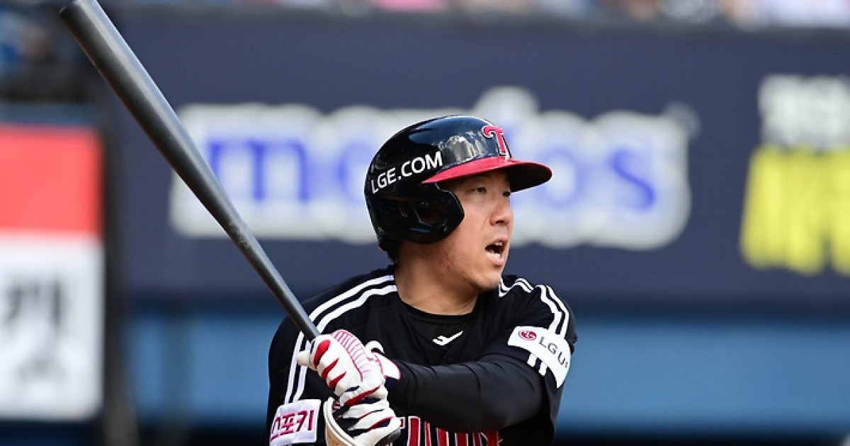 LG 김현수, 15년 연속 100안타…KBO 역대 4번째