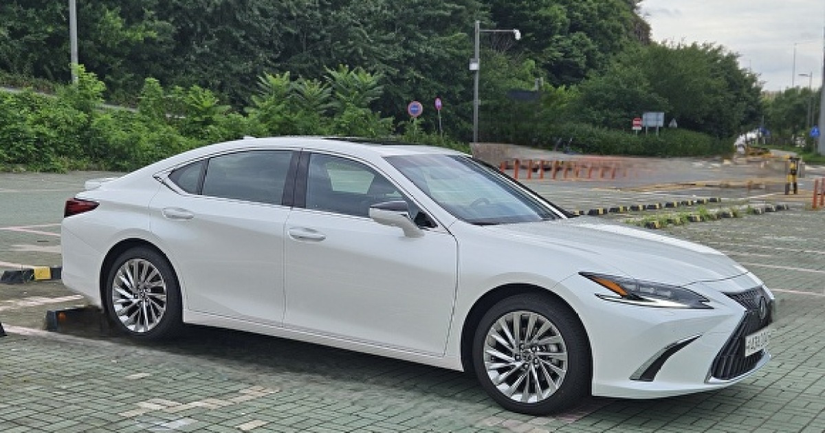 [Hong시승기] 렉서스 ES 300h, 국내서 10만대 팔린 베스트셀러답다