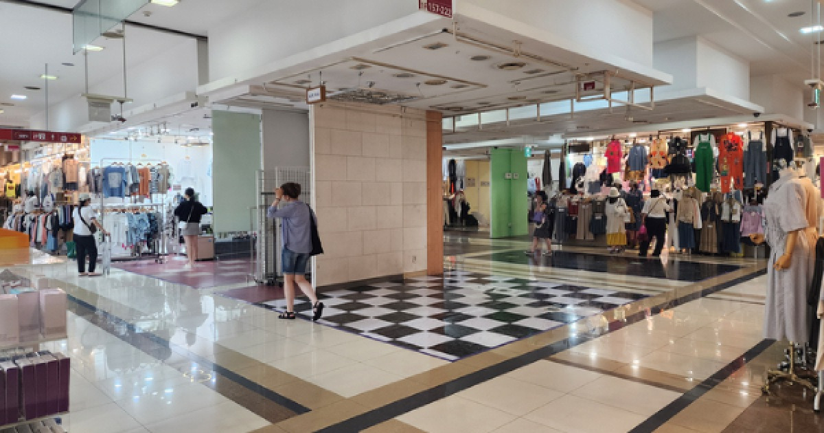 Number of Namdaemun clothing stores tumble