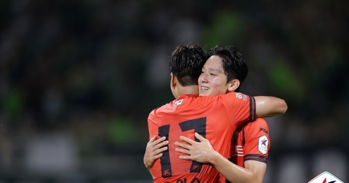 [K리그1 리뷰] '토트넘 이적설' 양민혁, 1G 1AS+김경민 멀티골...강원, 전북에 4-2 승 '1위 탈환'