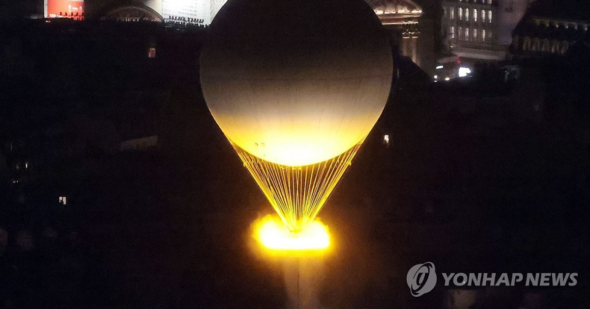 파리올림픽 개막 알리는 열기구 성화대