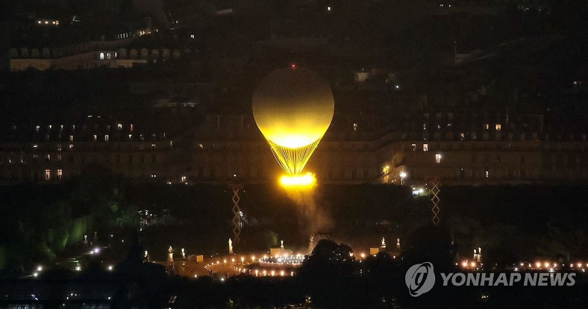 파리올림픽 개막 알리는 열기구 성화대