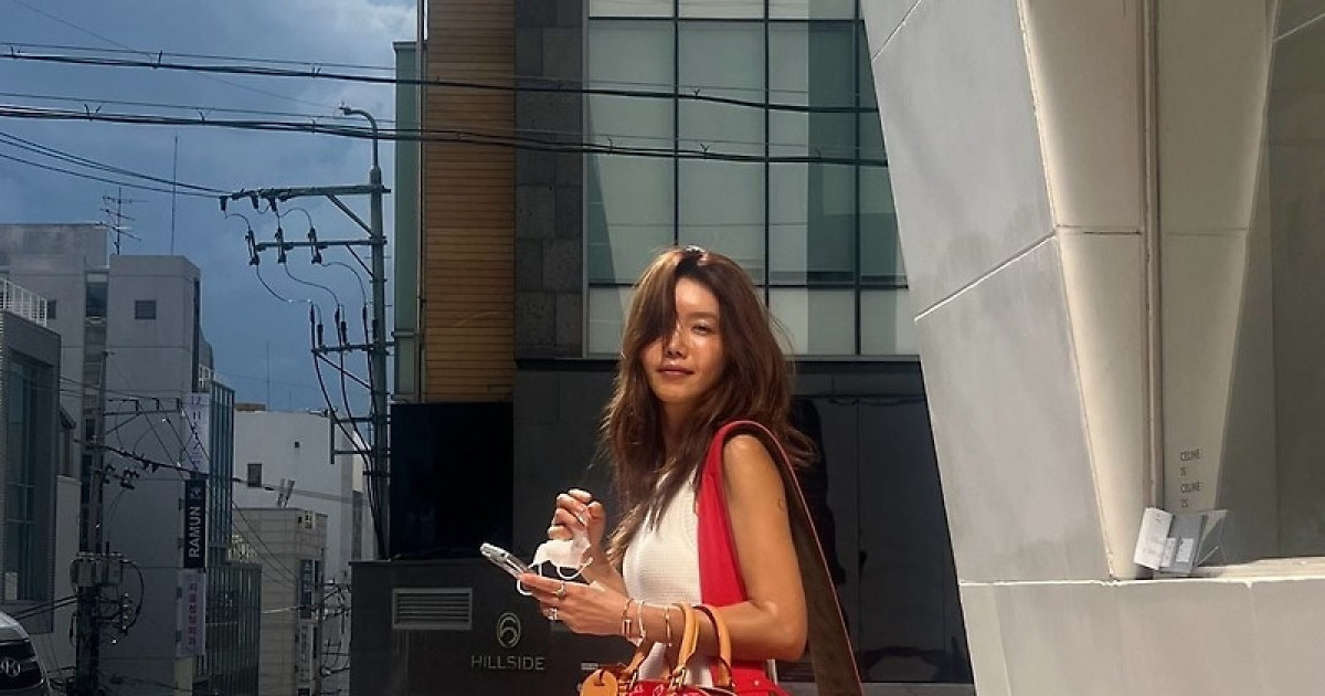 '172cm 48kg' 채정안, 날씨보다 핫한 몸매 자랑…고액 명품백도 무심하게