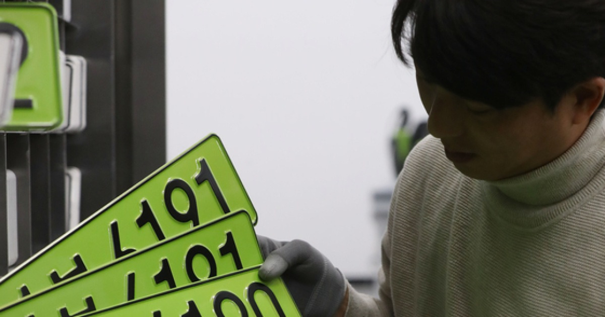 Cars with green corporate license plates surpass 12,000