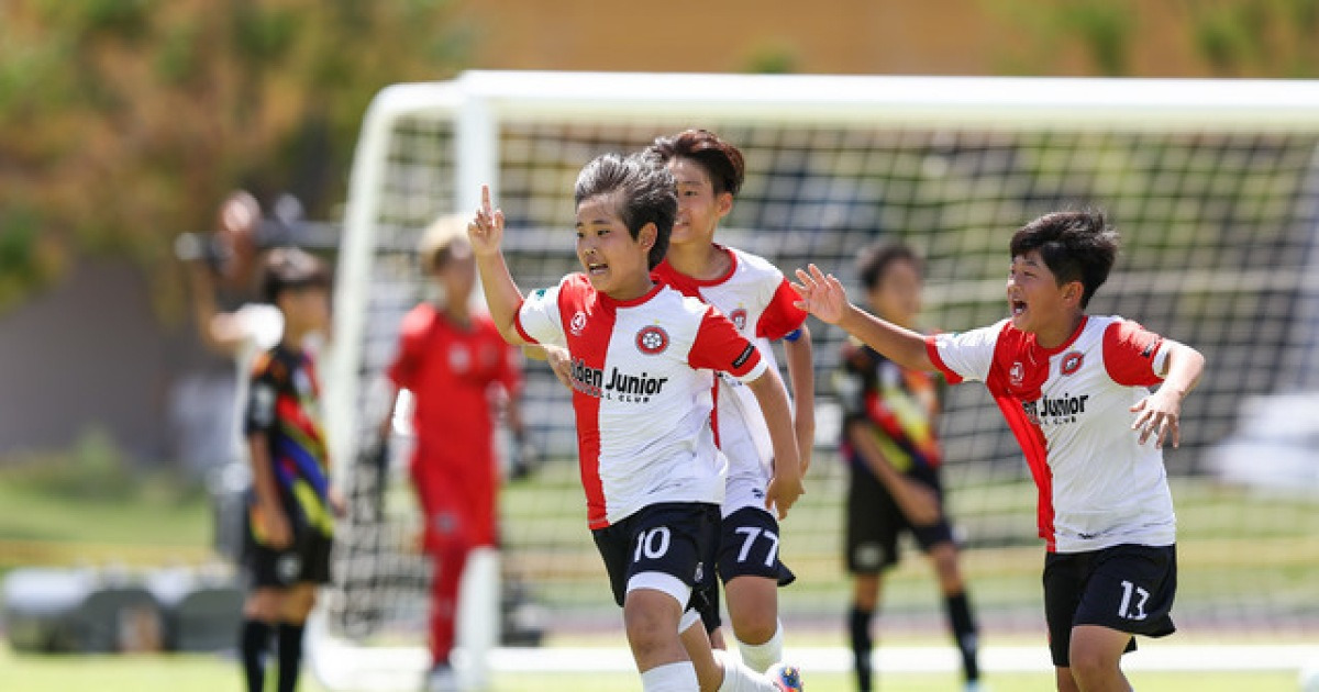 [b11 현장] 장주원 환상 역전골… 포항 골든주니어FC, 대전제일 2-1로 꺾고 영덕 풋볼페스타 6학년부 정상 등극