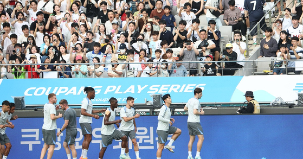 Huge crowd gathers in hot summer heat to watch Spurs train in Seoul