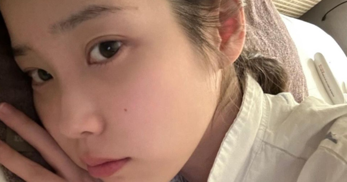 아이유 침대 셀카 공개…꿀피부 시선 강탈