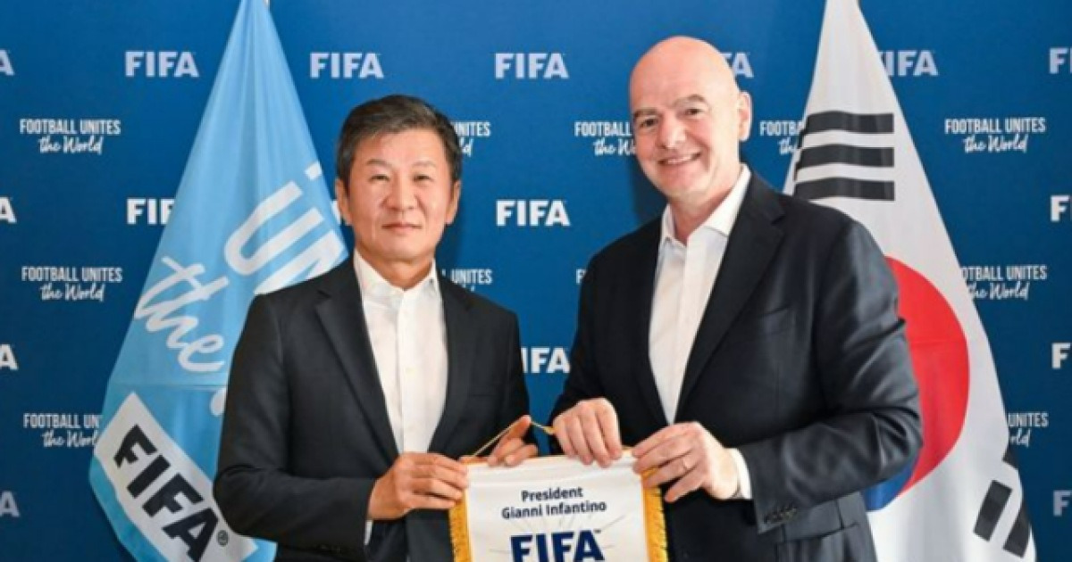 韓 축구는 가지 못한 파리, 정몽규 KFA 회장은 갔다…인판티노 FIFA 회장에게 자서전 선물