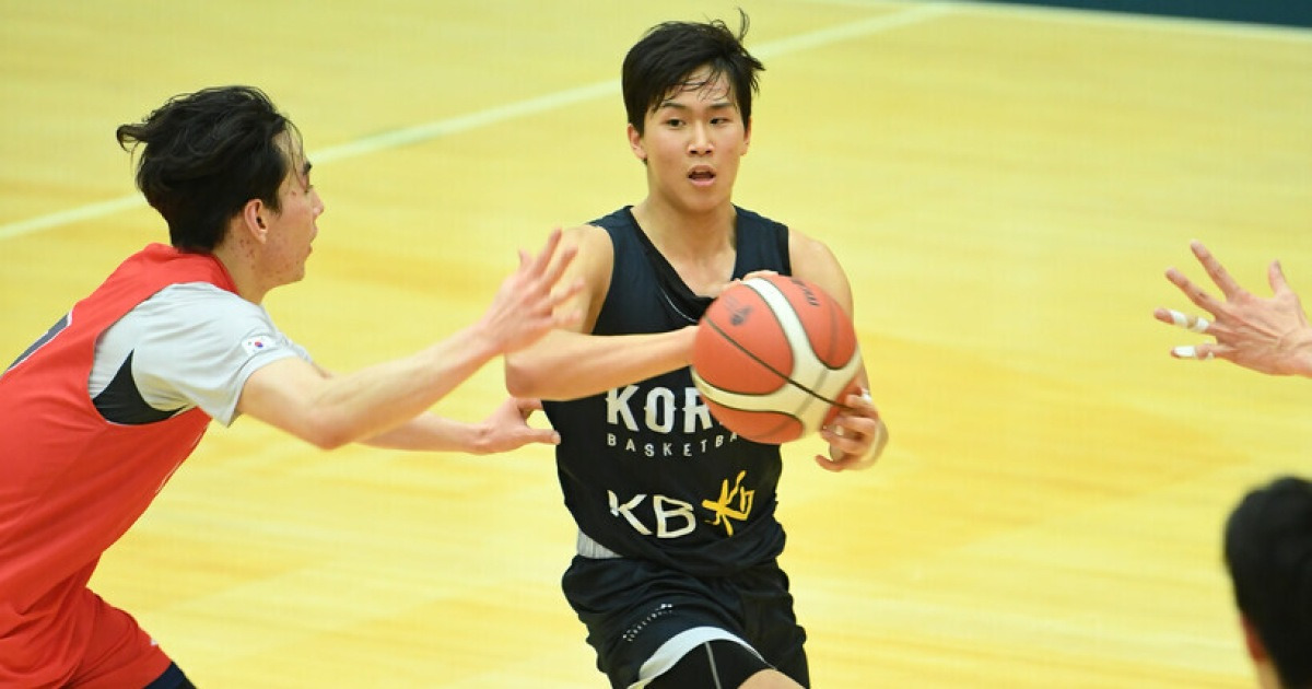 [JB포토] U18 남자농구대표팀 손유찬 '패스 간다'