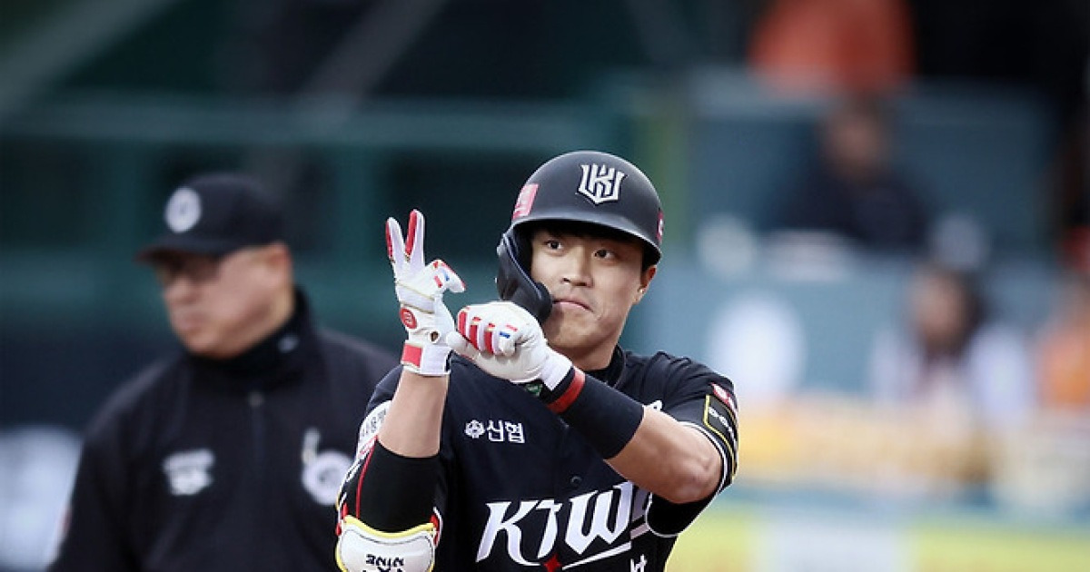 KT 천성호 좌익수 선발 출전...황재균 3번타자 배치 [수원에서mhn]