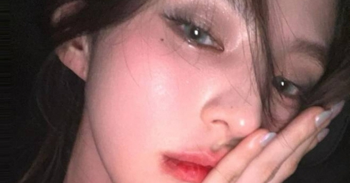 [SCin스타] 연이은 노출 재미 들렸나…시스루-원숄더로 고혹미 드러낸 한소희