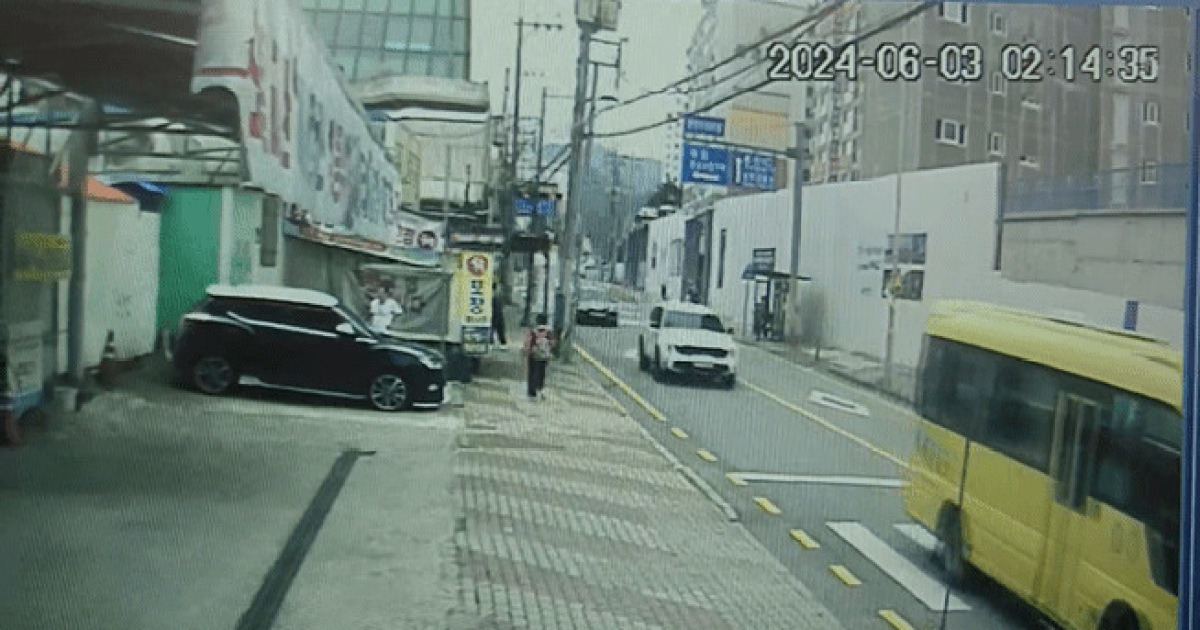 1초 차이로 공사장 크레인 철재고리 추락…1명 경상