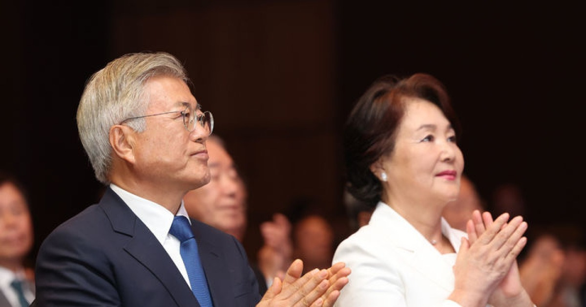 문 전 사위 특채 의혹 수사…검찰 문 부부 계좌 추적
