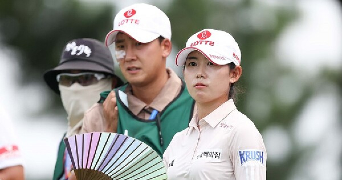 부채로 찜통 더위를 식히는 황유민 프로 [KLPGA 더헤븐 마스터즈]