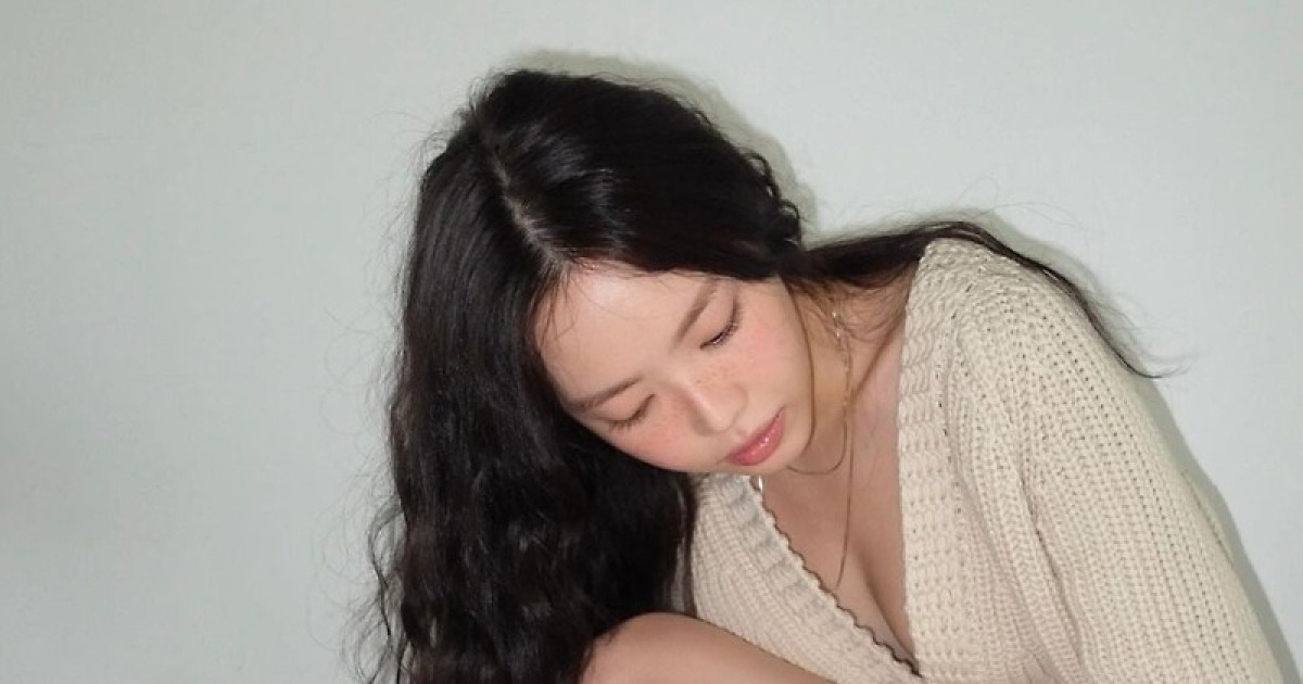 '168cm 45kg' 손나은, 아슬아슬 볼륨감 과시…고가의 G사 신발 신고 나풀나풀