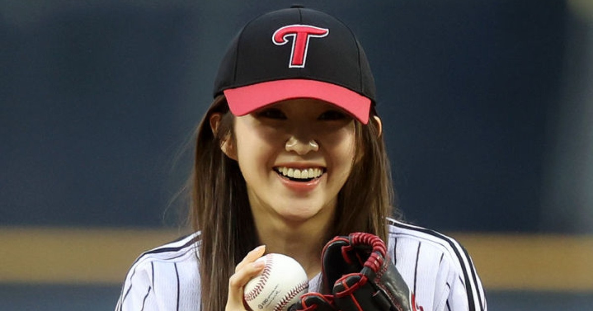 SSG-LG 경기 시구하는 아이린