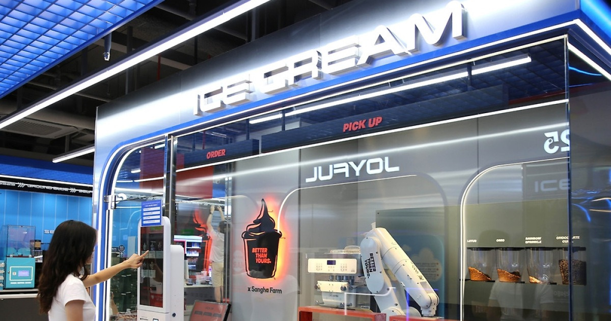 피자 굽고 커피 타는 편의점 로봇…인사동에 GS25 미래형 매장