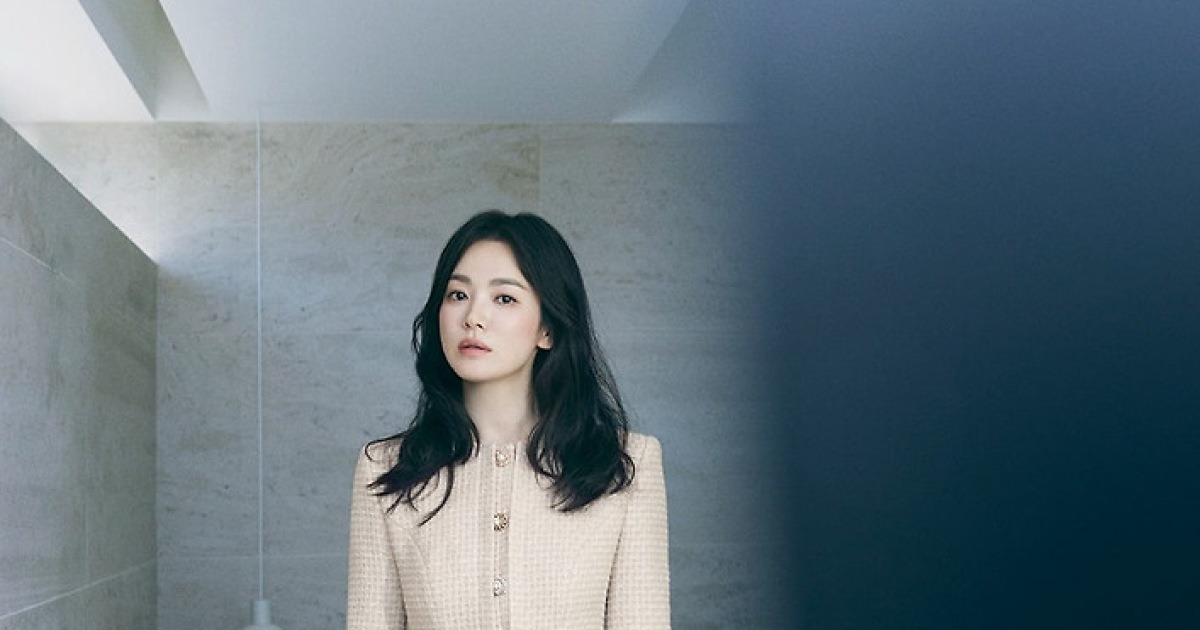 송혜교, '161cm 45kg'이라더니…비현실적 비율로 여신미 과시 [화보]
