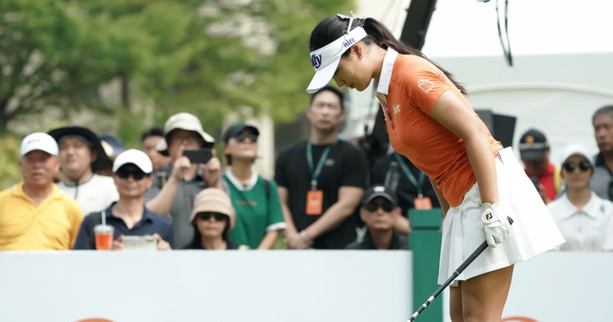 [mhn포토] 윤이나, 90도 인사로 시작