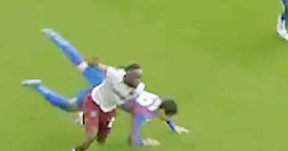 "웰컴 투 EPL" 일본 MF 드리블에 뚫리고 '1호 꽈당' 대굴욕…이것이 '탈맨유 효과'?