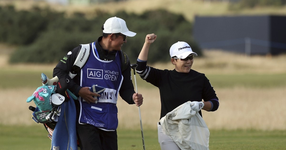 신지애, AIG 여자오픈 3R 선두 도약…12년 만에 정상 탈환하나