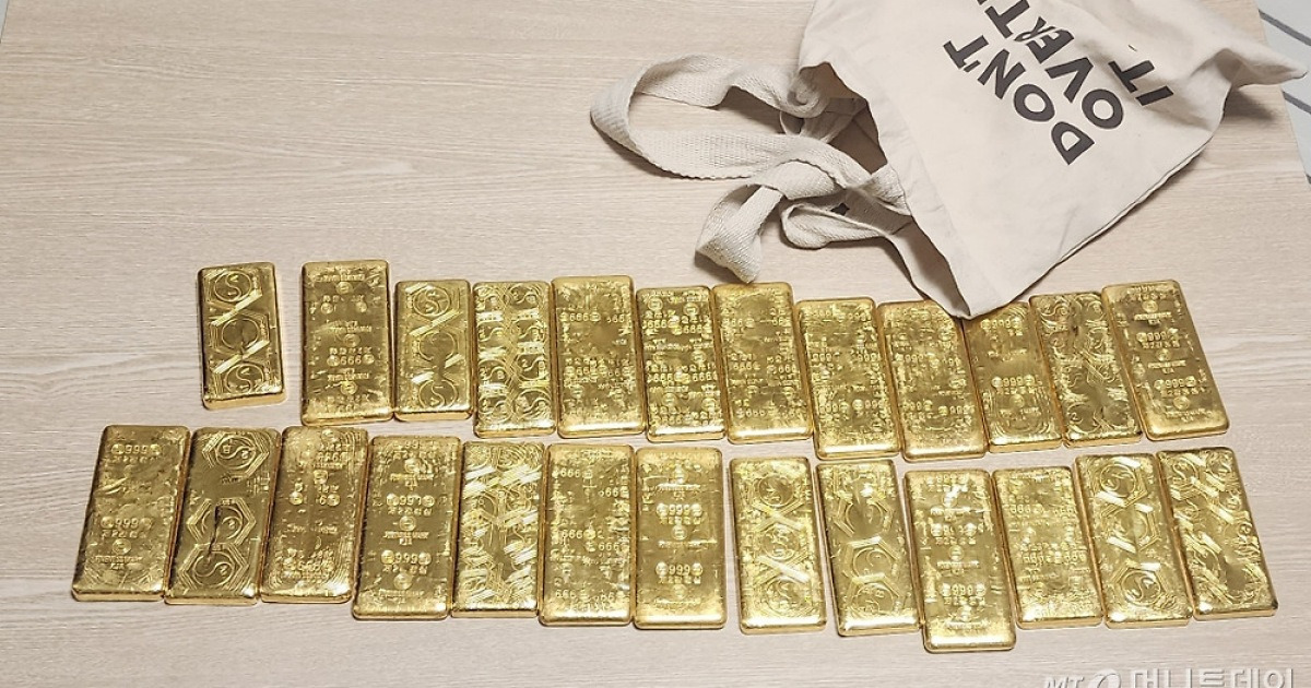 'BNK경남은행 3000억 횡령' 주범 돈세탁 도운 친형…2심 1년6개월