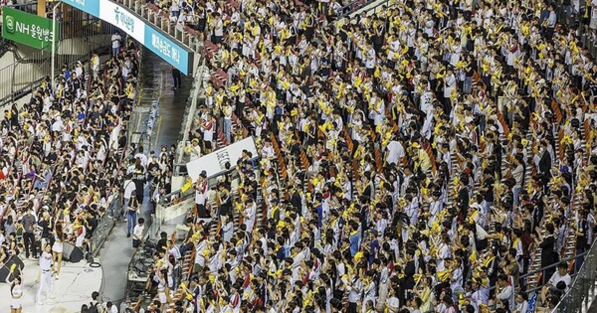 '흥행 미쳤다' KBO리그, 사상 첫 900만 관중 돌파… 1000만 관중 가시권