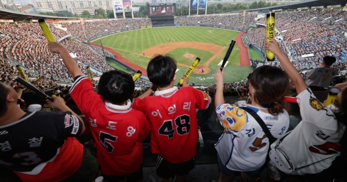 '최초 폭염 취소' 무더위에도 막을 수 없다..KBO 900만 관중 돌파 '눈앞'
