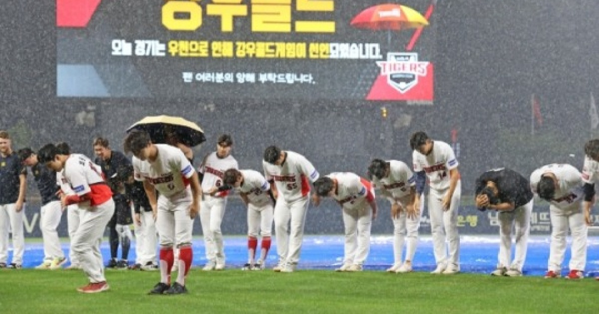 '최형우 복귀포+7타자 연속 안타' KIA, SSG에 10-4 강우콜드 승