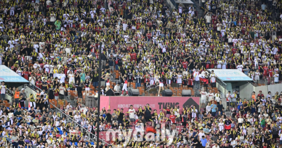 야구 열기 '미쳤다'…6개구단 100만 관중 돌파! KBO 역대 최초 900만 뚫었다 [공식발표]