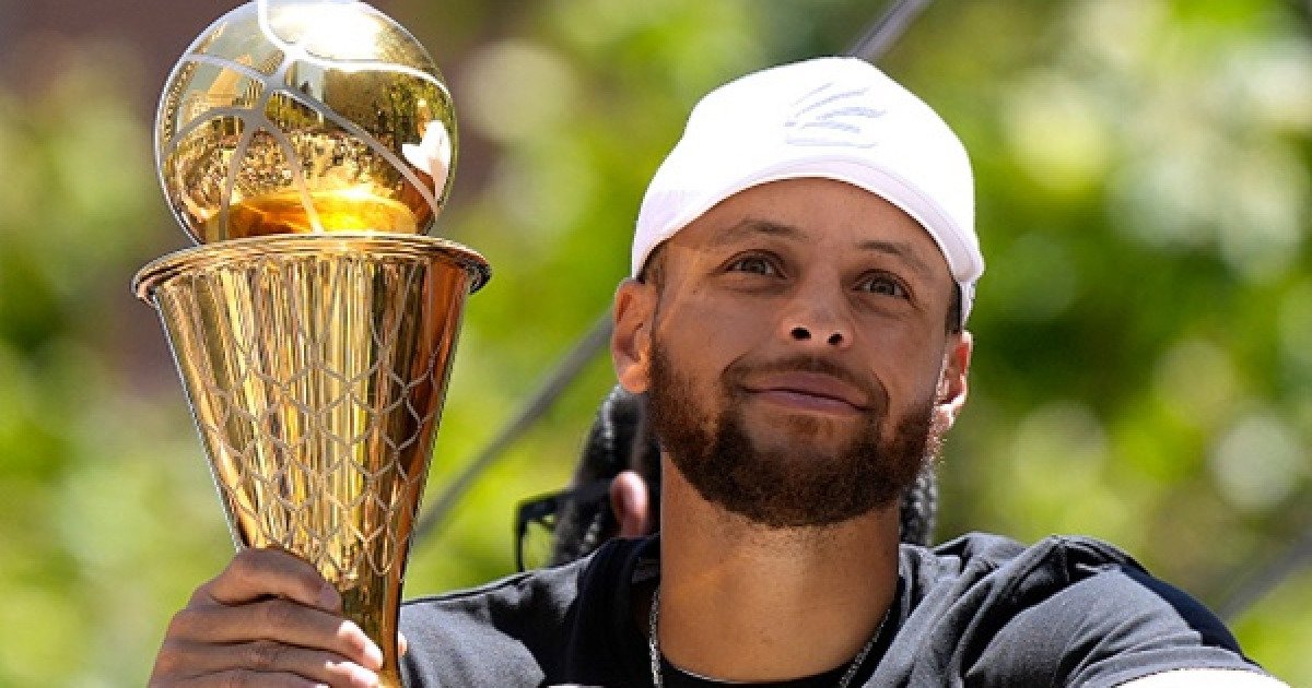 커리, GSW와 1년 연장 계약…르브론·듀란트와 함께 5억 달러 클럽 입성