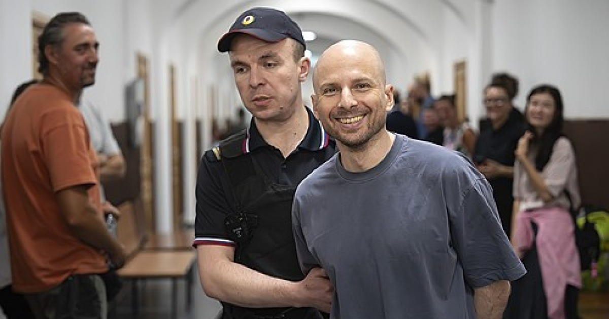 Russia Journalists Arrested