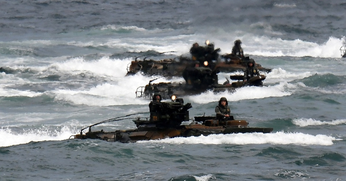 파도 가르며 돌격하는 KAAV