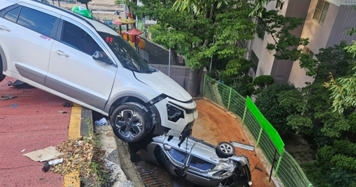 택시에 부딪힌 SUV 5m 아래 추락…행인 2명 피해