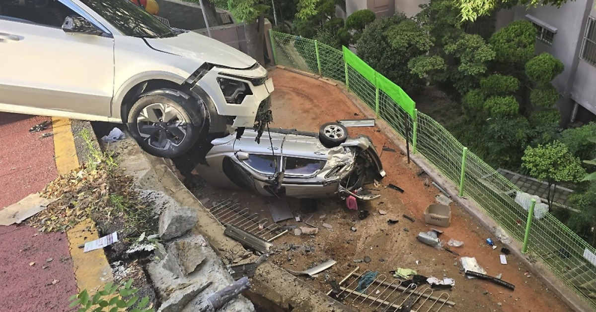 택시에 부딪힌 SUV, 5m 아래로 추락...3명 부상