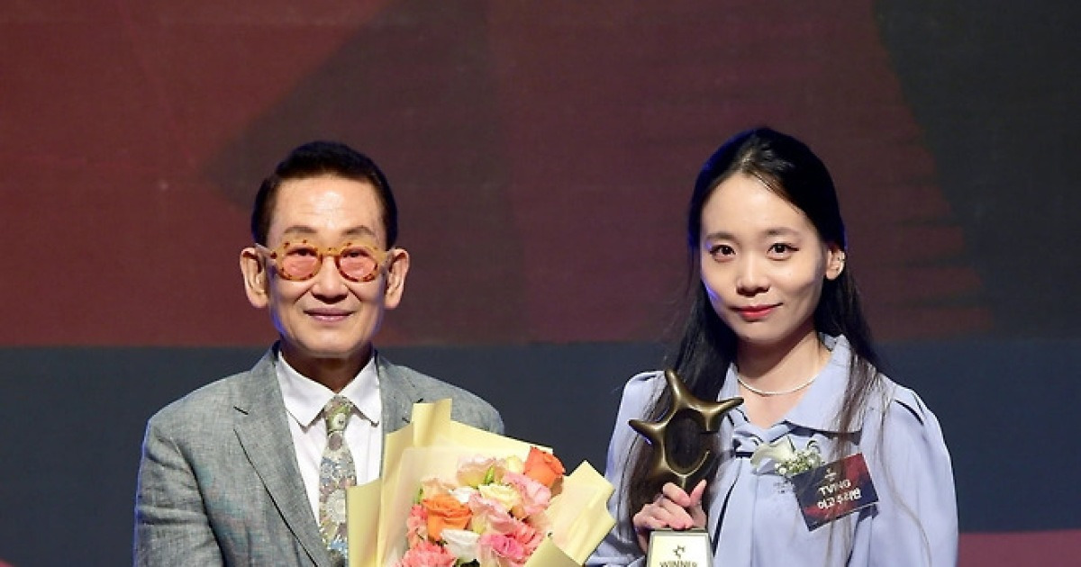 [포토] TVING '여고추리반', '2024 올해의 브랜드 대상' OTT예능 프로그램 부문 수상