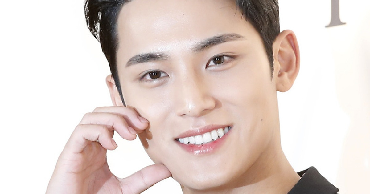 L'Occitane Korea apologizes for employee uploading topless photo of Seventeen's Mingyu