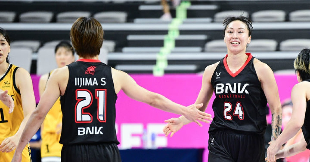 여자농구 BNK, KB국민은행에 역전승…박신자컵 4강 희망 살려