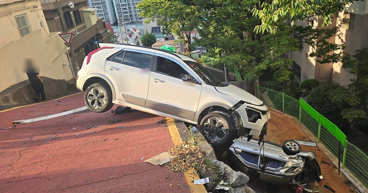 경사로 달리던 택시가 덮쳐...SUV 5m 아래로 추락