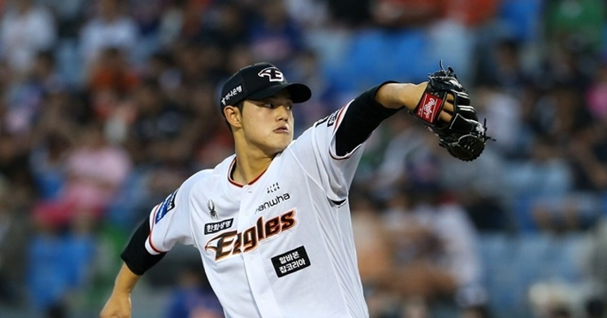 “쓸데없는 공 많이 안 던져”…160.1km 구속보다 문동주의 빠른 승부 더 칭찬한 MOON [MK광주]