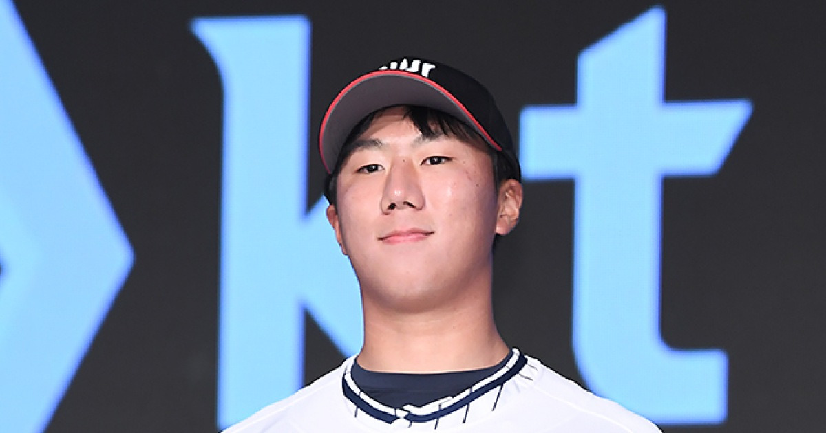 KT, 193cm 장신 우완투수 김동현 1R 지명 “선발 한 축 담당할 선수” [신인드래프트]