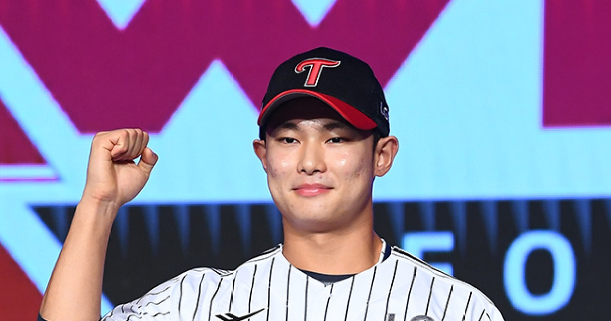 '최고 156km/h' 서울고 우완 김영우, 전체 10번으로 LG행…"명문 구단 유니폼 입어 영광"