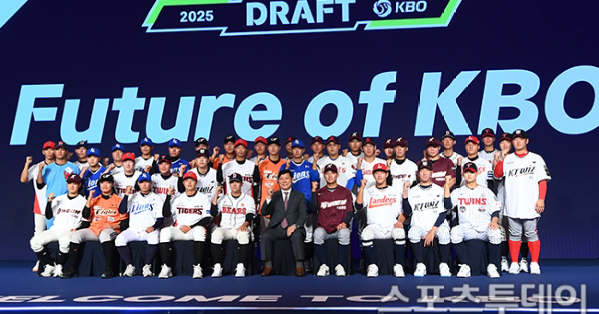 [ST포토] 2025 KBO 지명된 신인 선수들, '우리가 KBO의 미래'