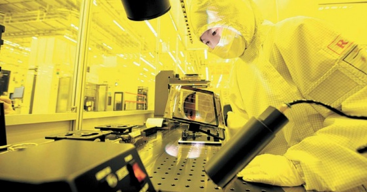 Exclusive: Samsung considers moving chip researchers into production teams