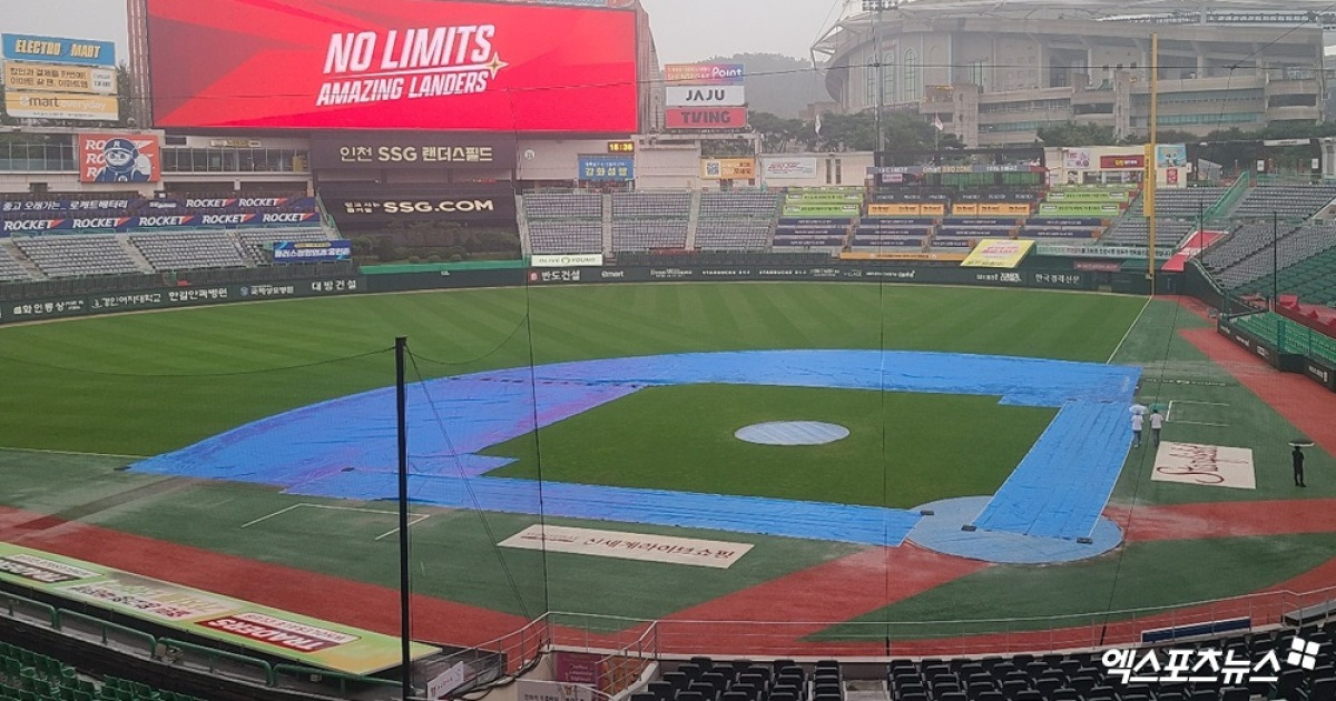 폭우 쏟아지는 랜더스필드 물바다 됐다…13일 LG-SSG전 정상 개최 불투명, 우천 순연 시 24일 재편성 [문학 라이브]