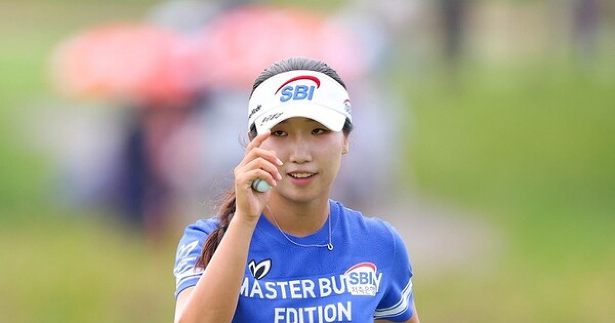 여자골프 2주 연속 '루키 우승' 나오나?…이동은, OK저축은행 대회 3타차 단독1위 [KLPGA]